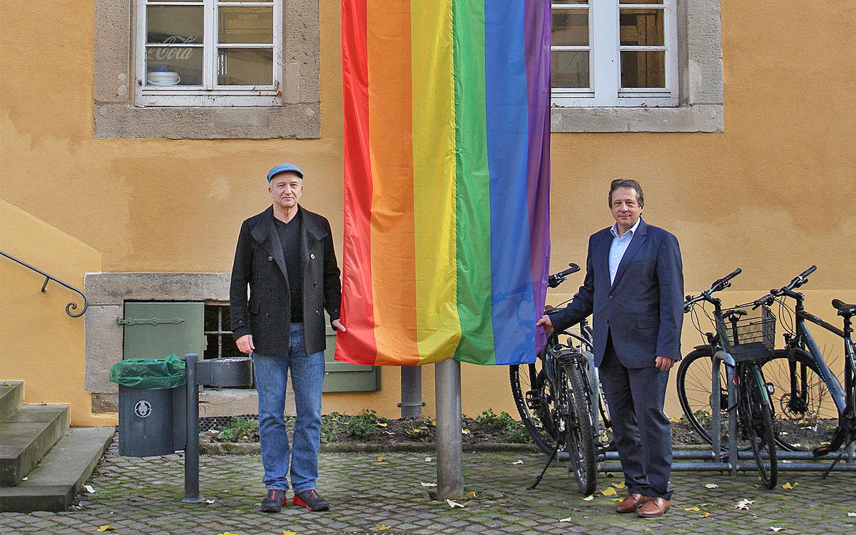 HfWU zeigt Flagge für Toleranz